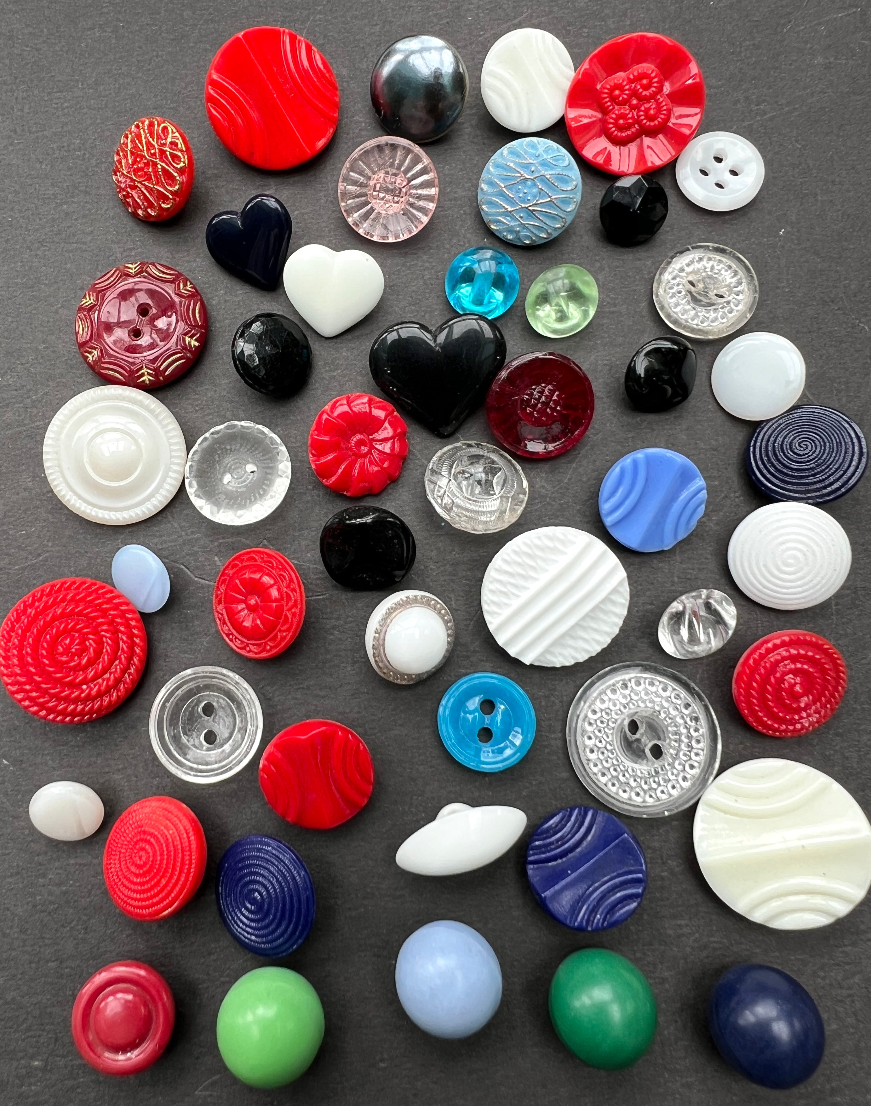 50 Unusual Vintage Glass Buttons – The Swagmans Daughter
